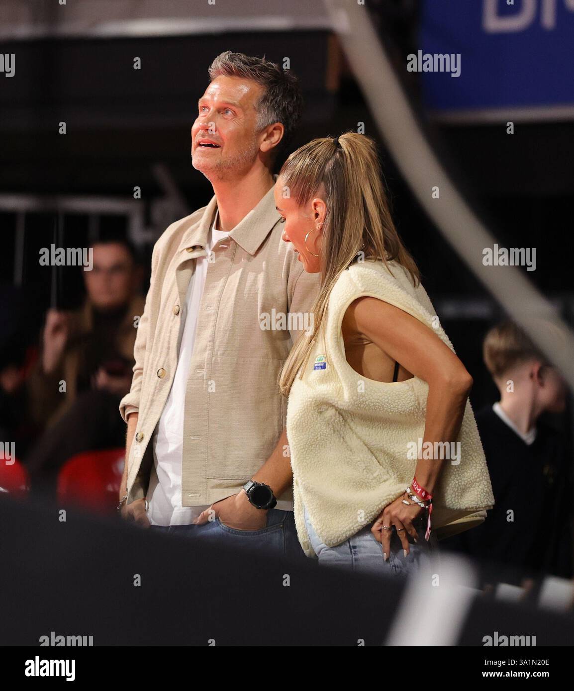 Annemarie und Wayne Carpendale vor Spielbeginn. GER, FC Bayern ...