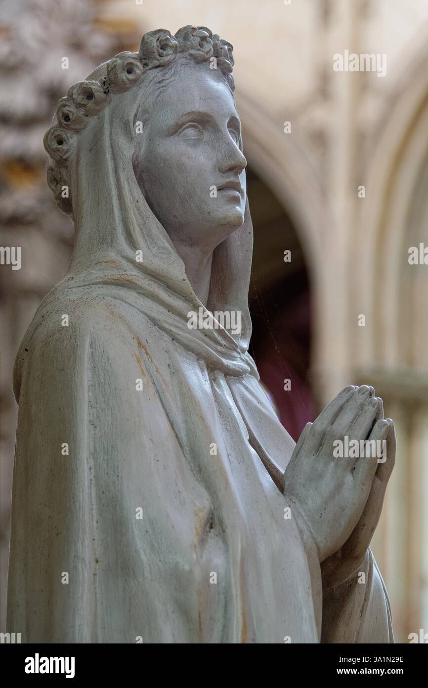 Villeneuve sur Yonne, FRANCE - 01-28-2025: Statue (19th century) of Blessed Virgin Mary praying ...