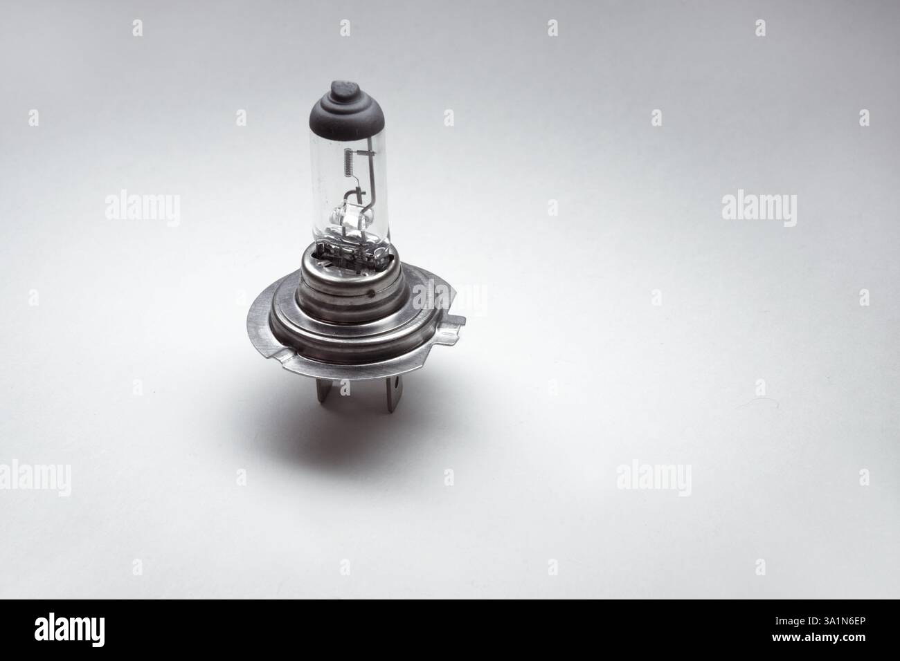 dual-contact halogen spare lamp for low beam car headlights ...