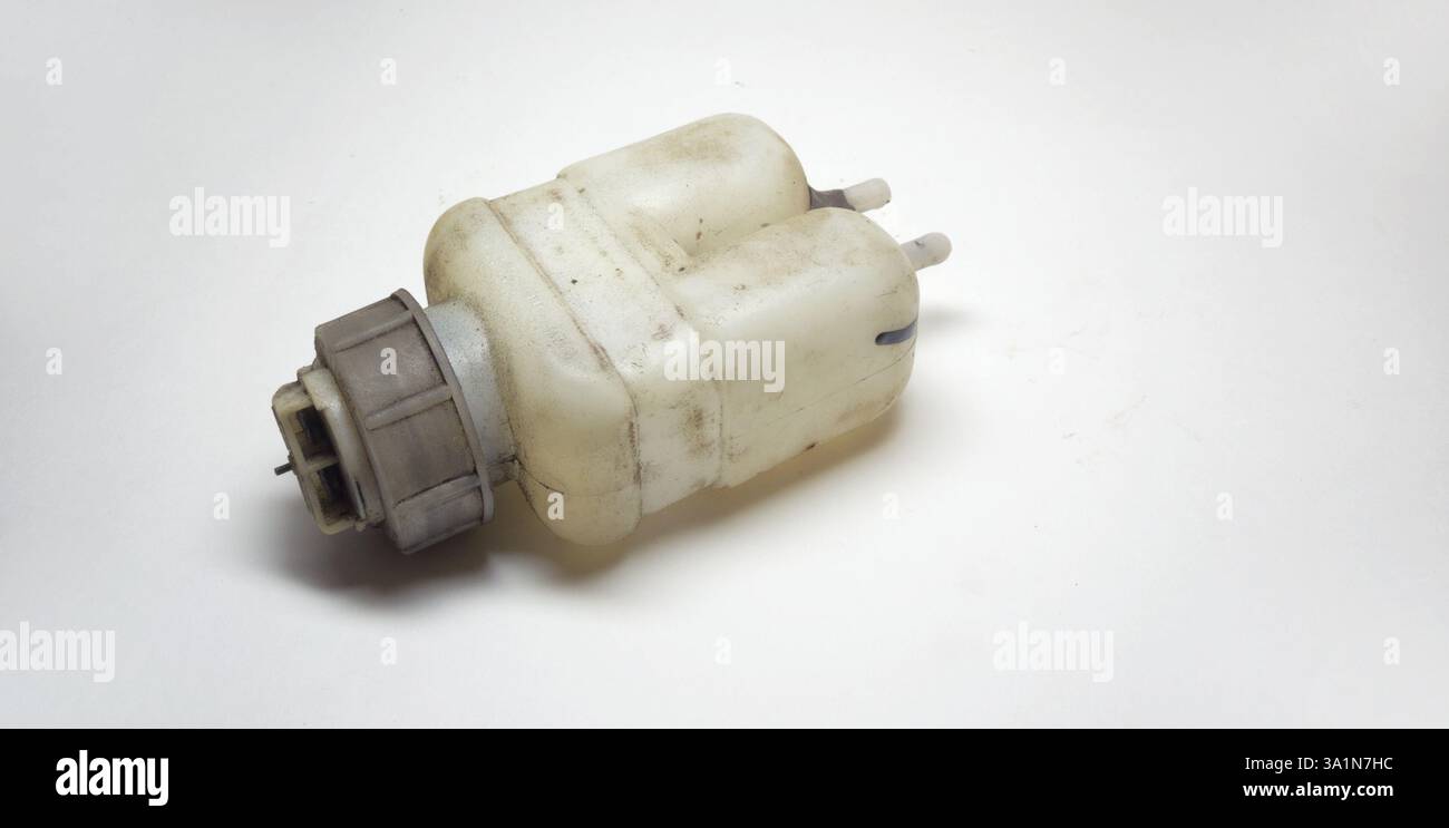 brake fluid reservoir, dual chamber, semitransparent. liquid level ...