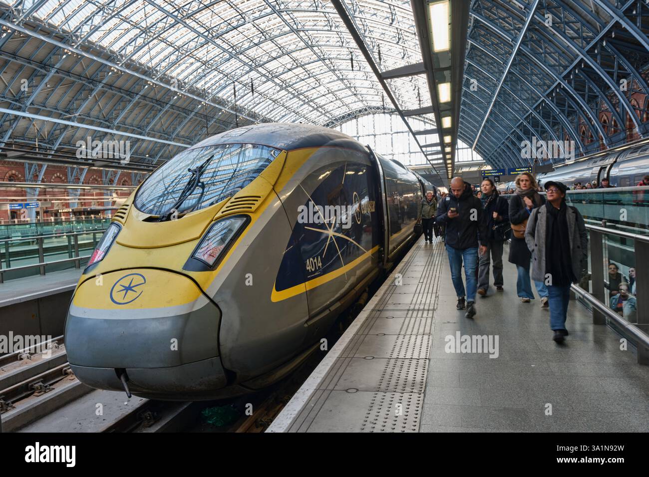 Eurostar train in the station at Saint Pancras International railway ...