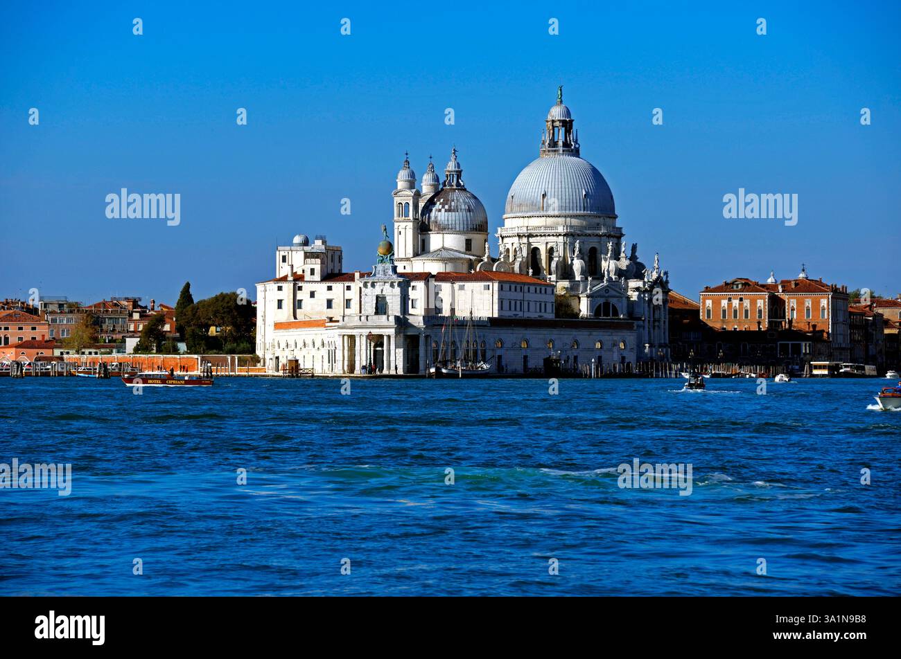 Blick über das Ende des Canal Grande Auf die Kirche S.Maria della ...