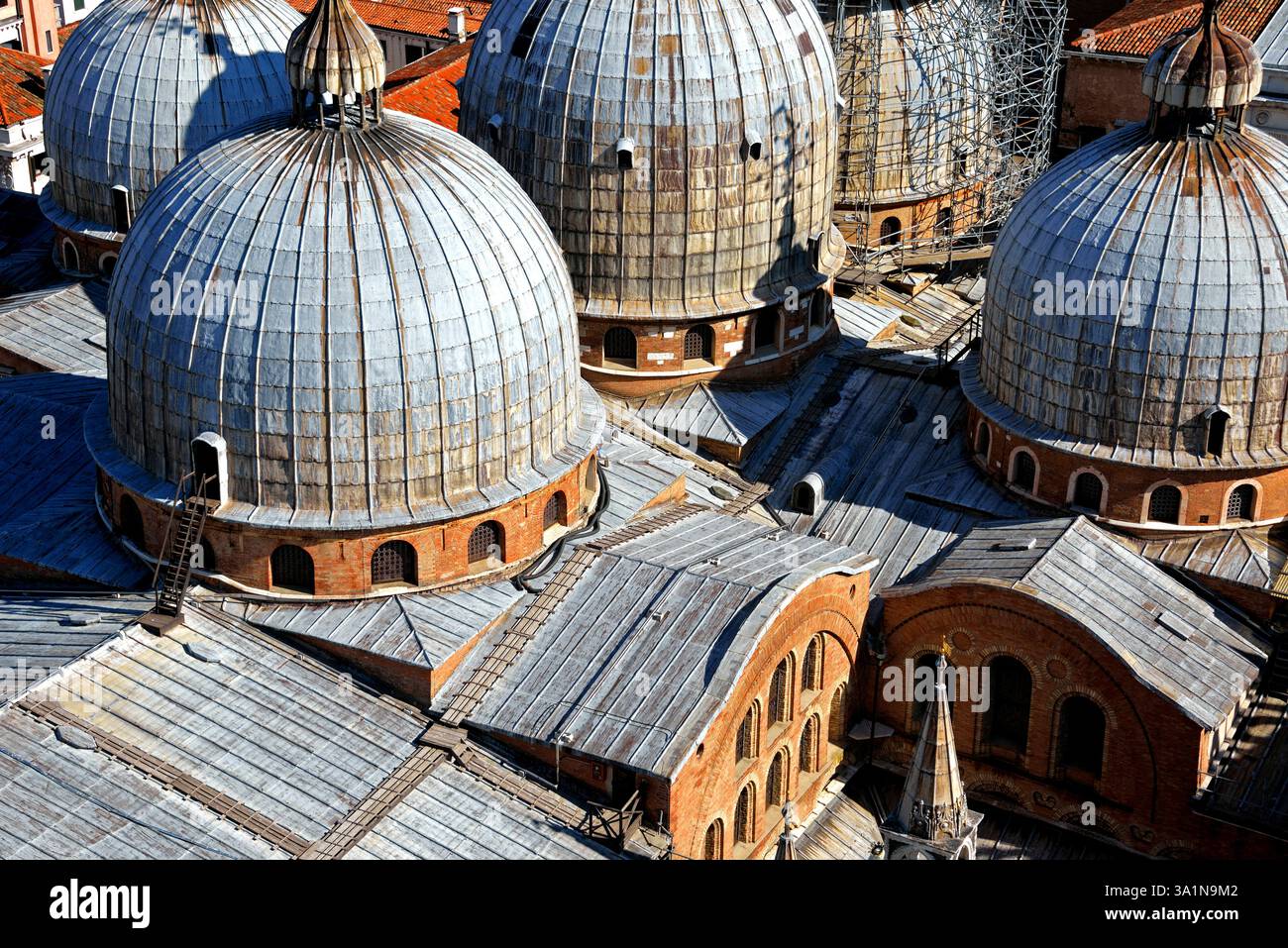 Blick vom Markusturm auf die Kuppeln des Markusdom /Basilica di San Marco. Venedig, Italien ...