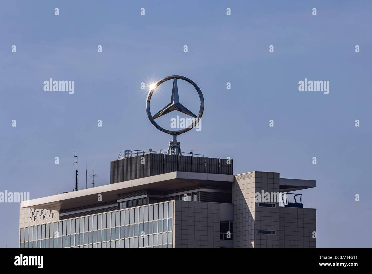 Mercedesstern auf einem Gebäude im Headquarter der Mercedes-Benz Group ...