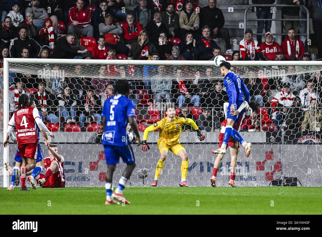Antwerp, Belgium. 09th Mar, 2025. Antwerp's goalkeeper Senne Lammens ...