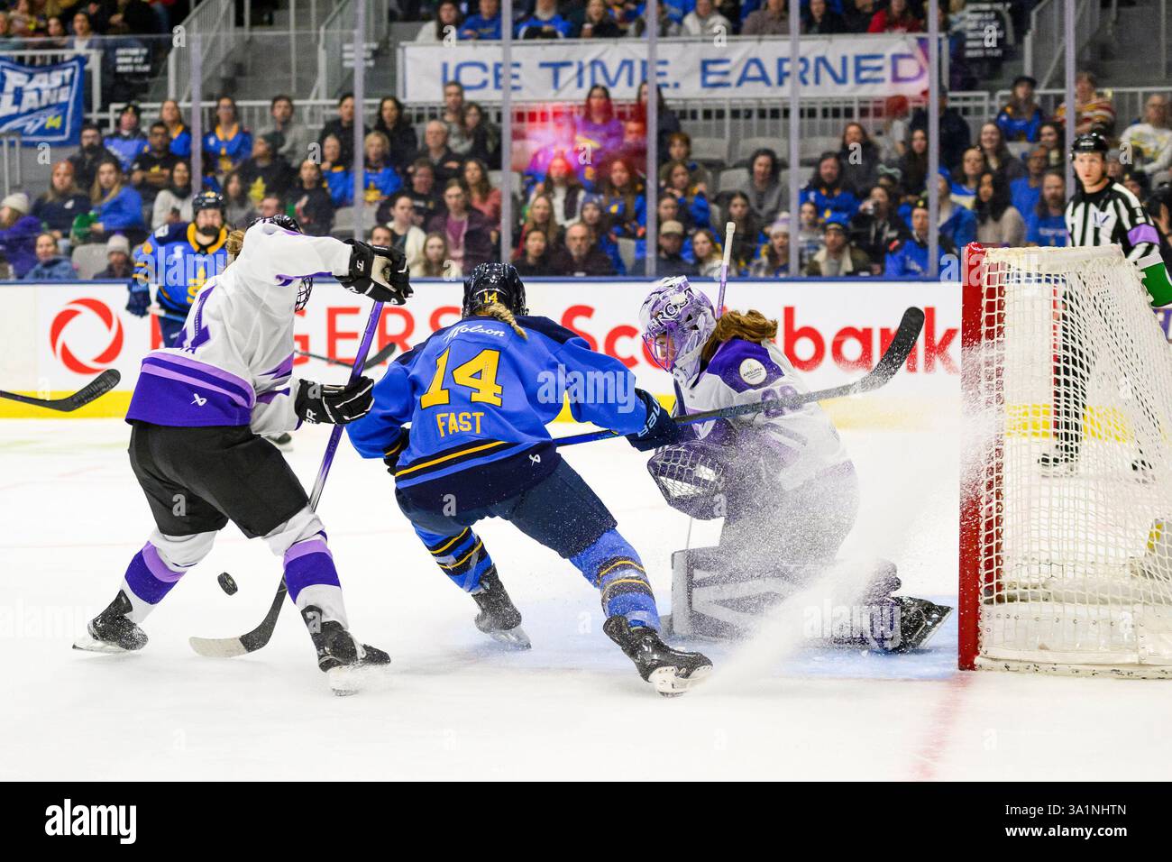 Toronto Sceptres' Renata Fast (14) attempts to score against Minnesota ...