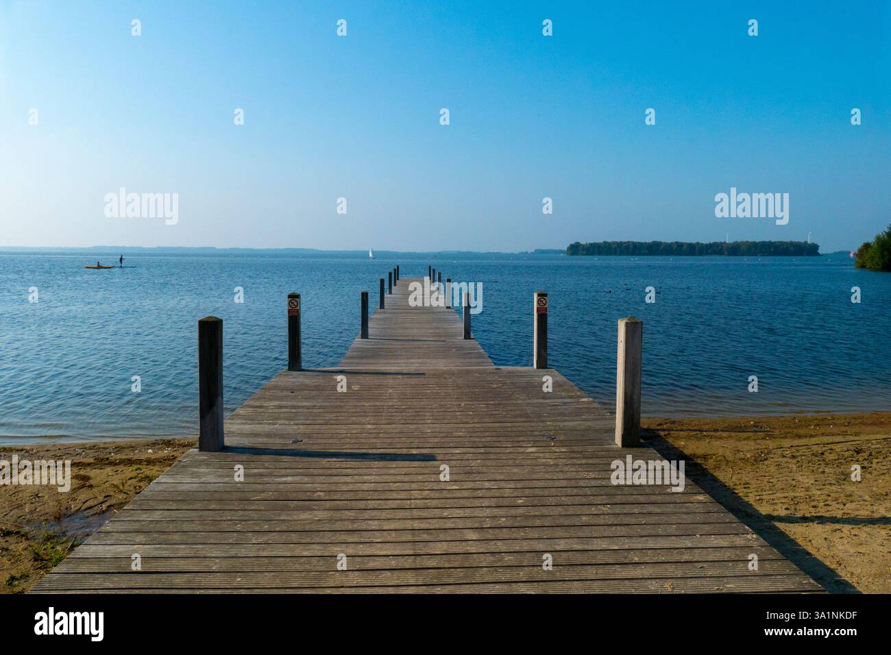 Romantischer Steg aus Holz am Veluwemeer in den Niederlande Stock Photo ...