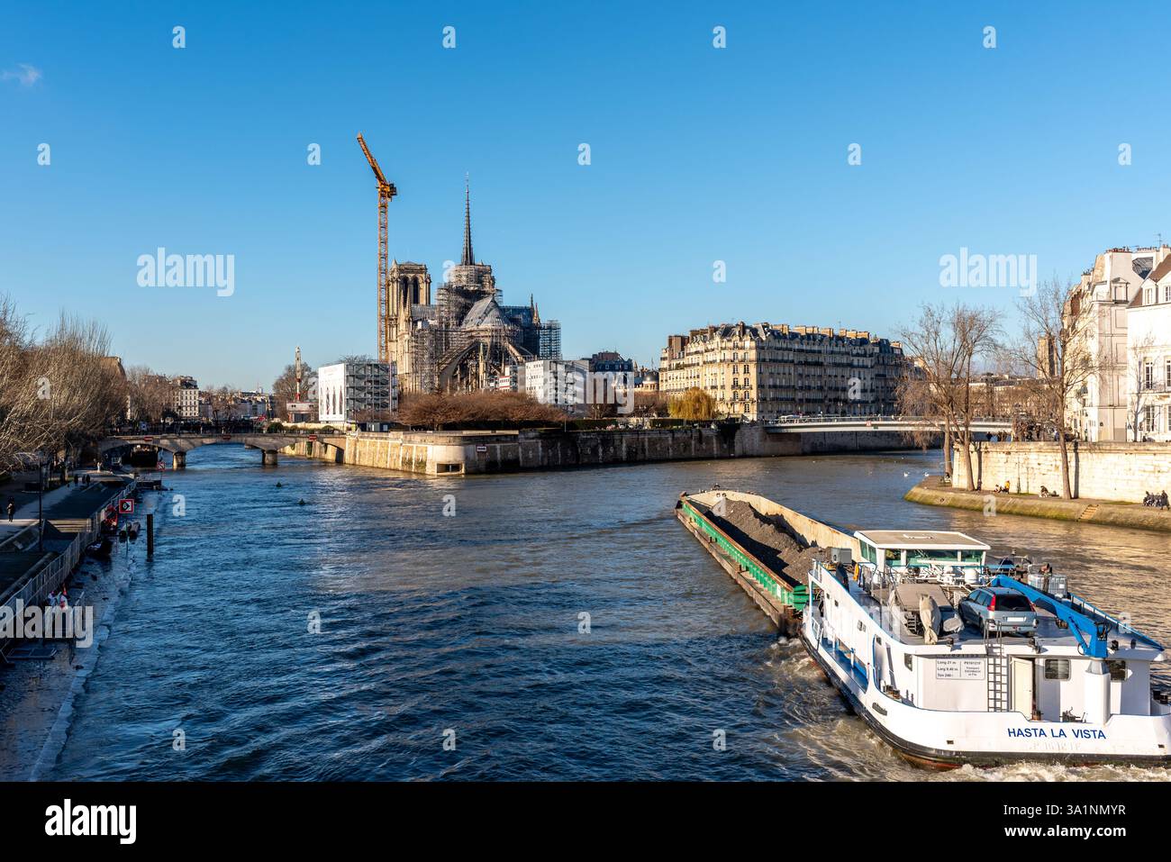 A barge on the river Seine with in the background the rear of the Notre ...
