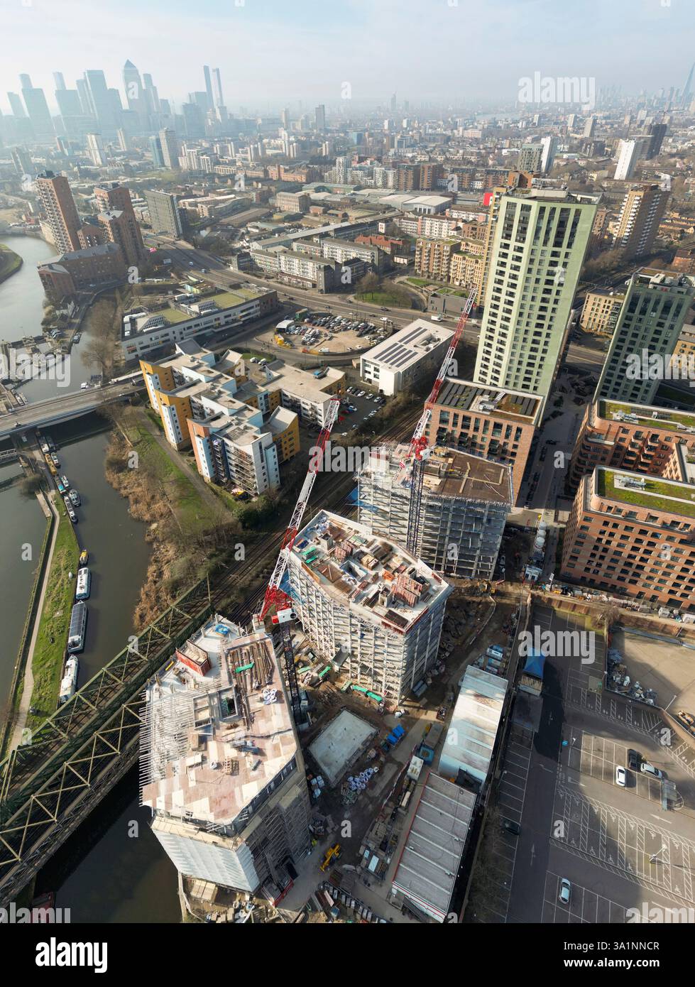 Leaside Lock. New high-rise buildings are being erected Stock Photo - Alamy