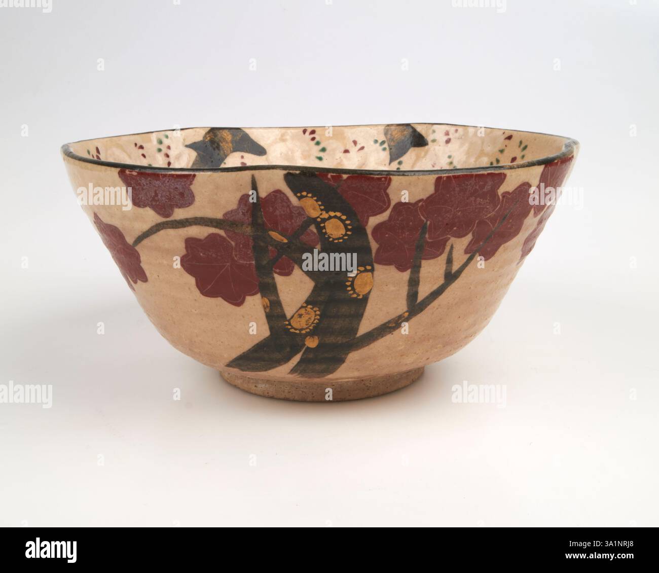 Japanese gilt bowl hi-res stock photography and images - Alamy