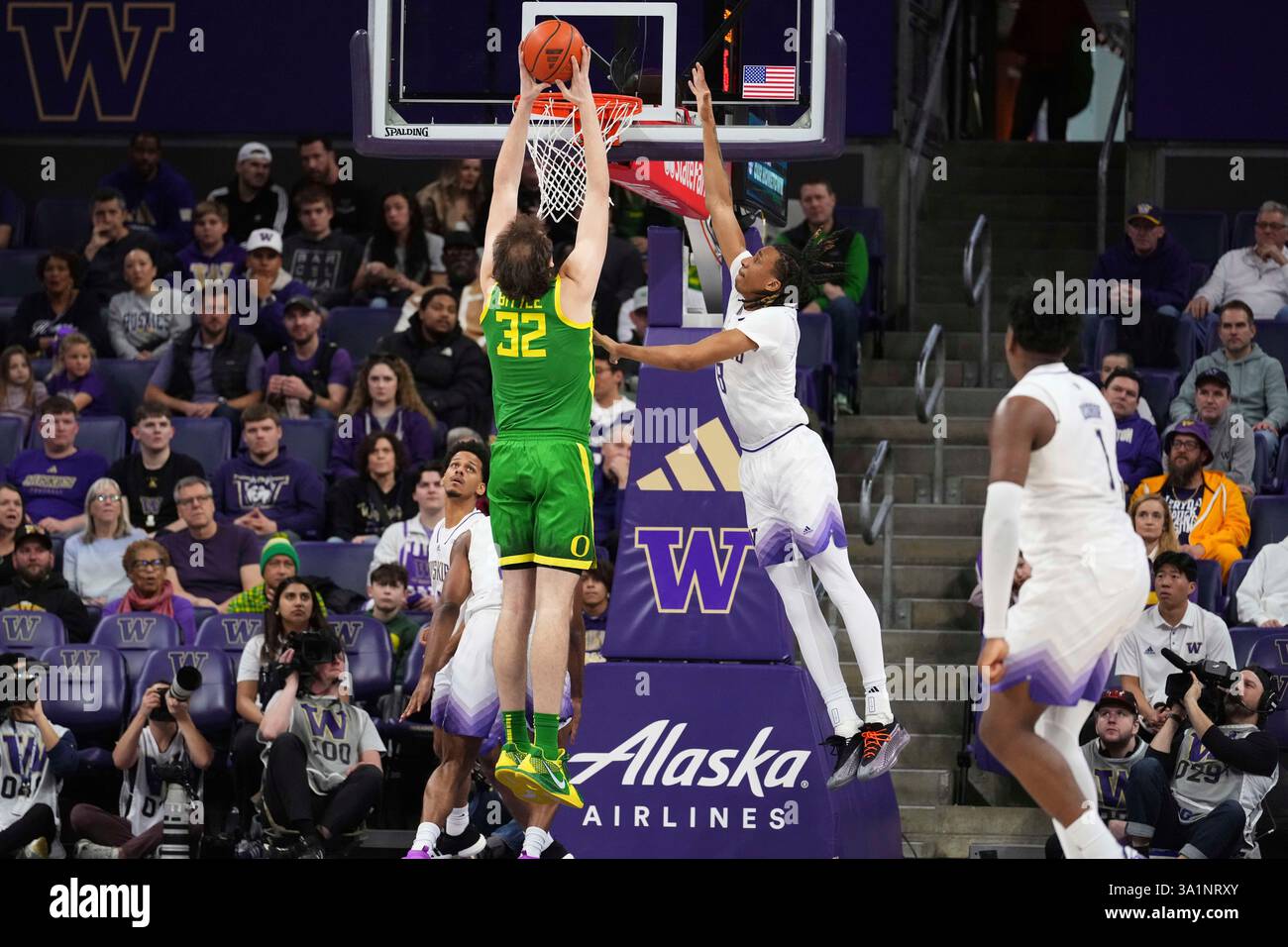 Oregon center Nate Bittle (32) dunks against Washington guard Tyler ...
