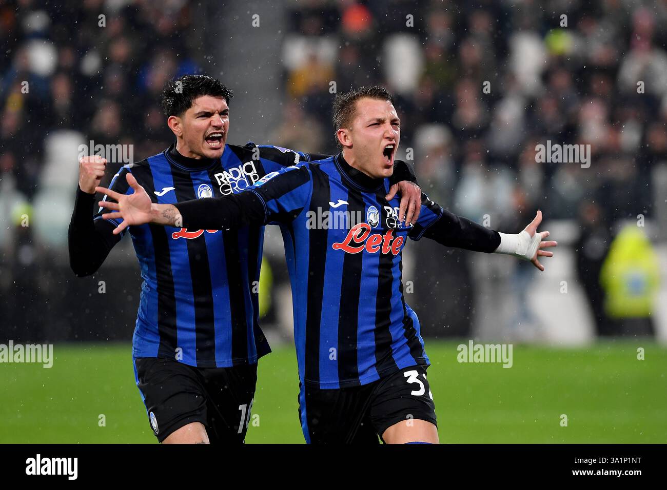 Mateo Retegui of Atalanta BC celebrates after scoring a goal and Raoul ...