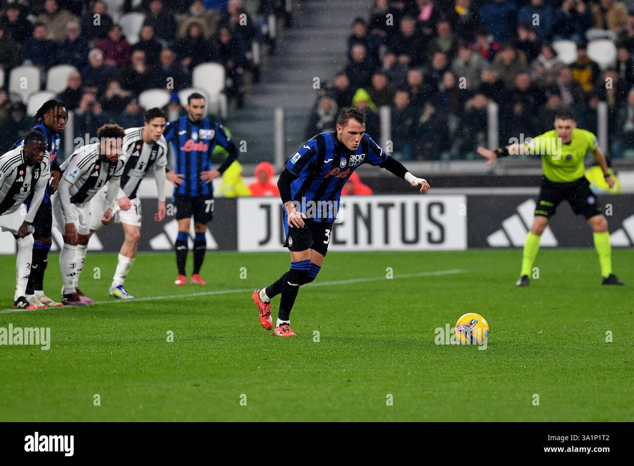 Mateo Retegui of Atalanta BC scores a penalty during Serie A 2024/25 ...