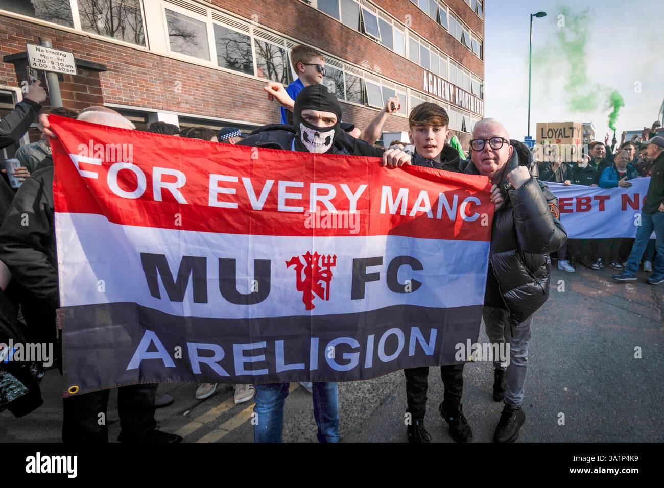 Manchester united flag 1958 hi-res stock photography and images - Alamy
