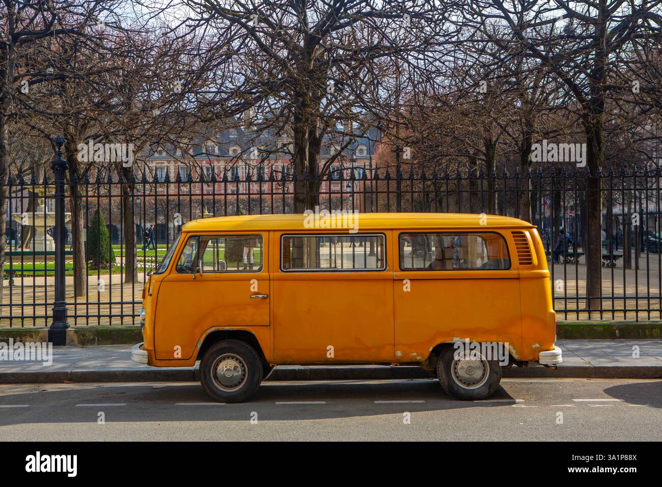 Ein VW T2 Bus am Place de Vosges in Paris. Der VW Typ 2 T2 ist die nach ...