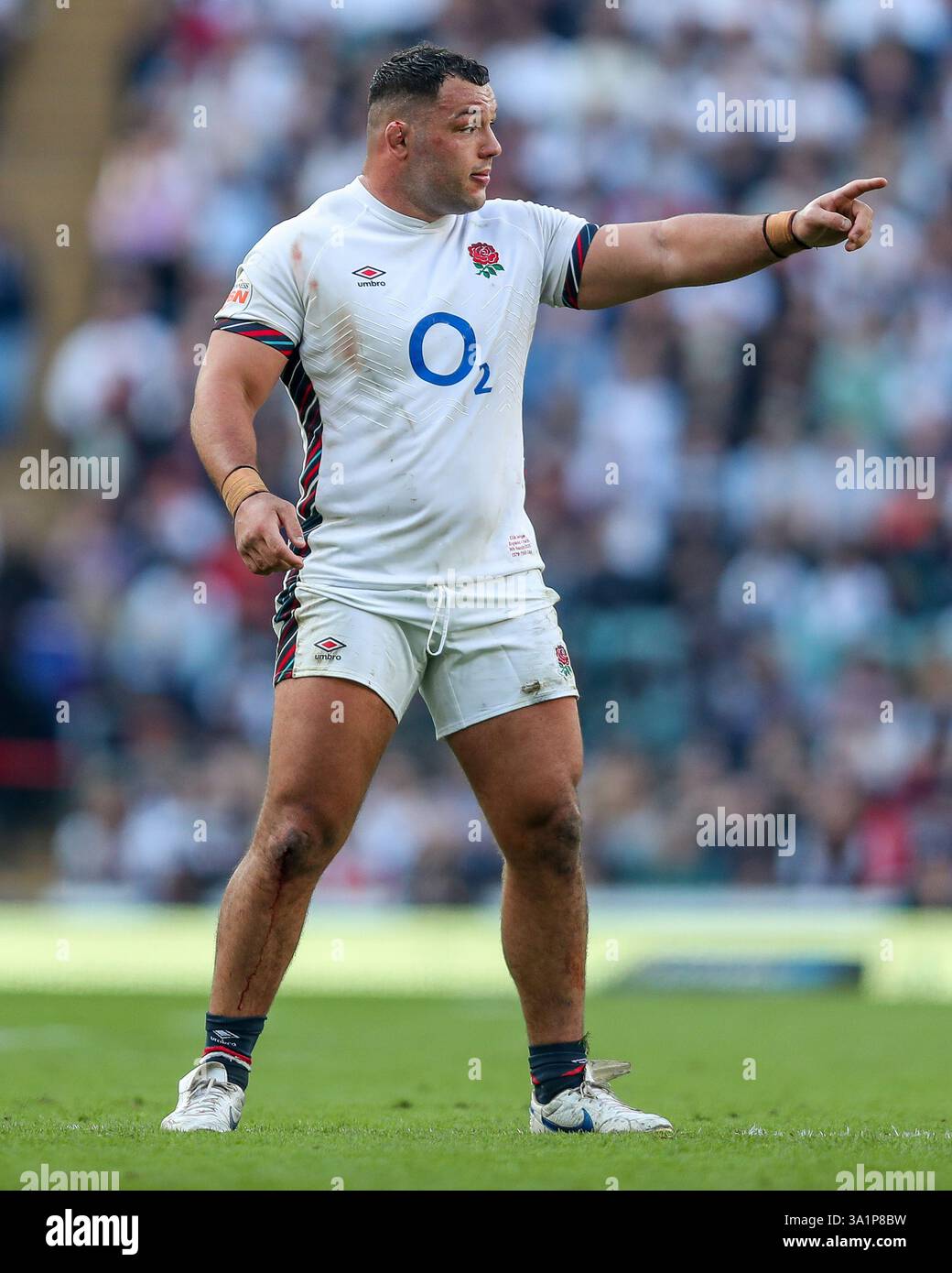 Will Stuart of England gives the team instructions during the 2025 ...