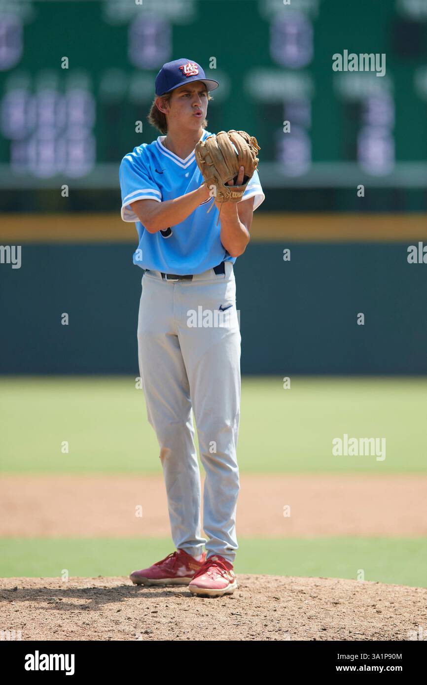 Billy Carlson (15) (Corona, CA) looks in for the sign during the USA ...