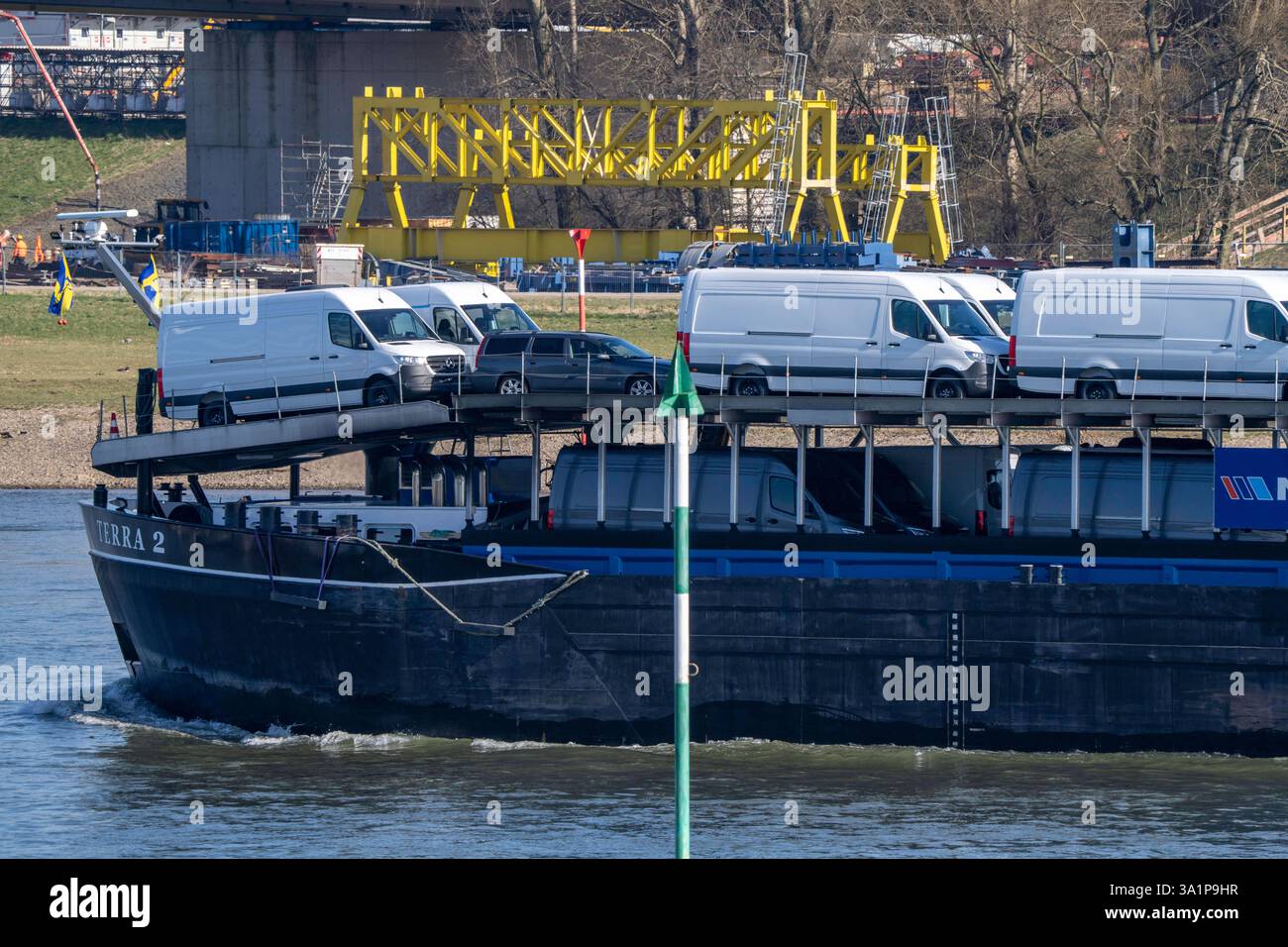 Autotransporter Terra 2, beladen mit Mercedes Benz Sprinter ...