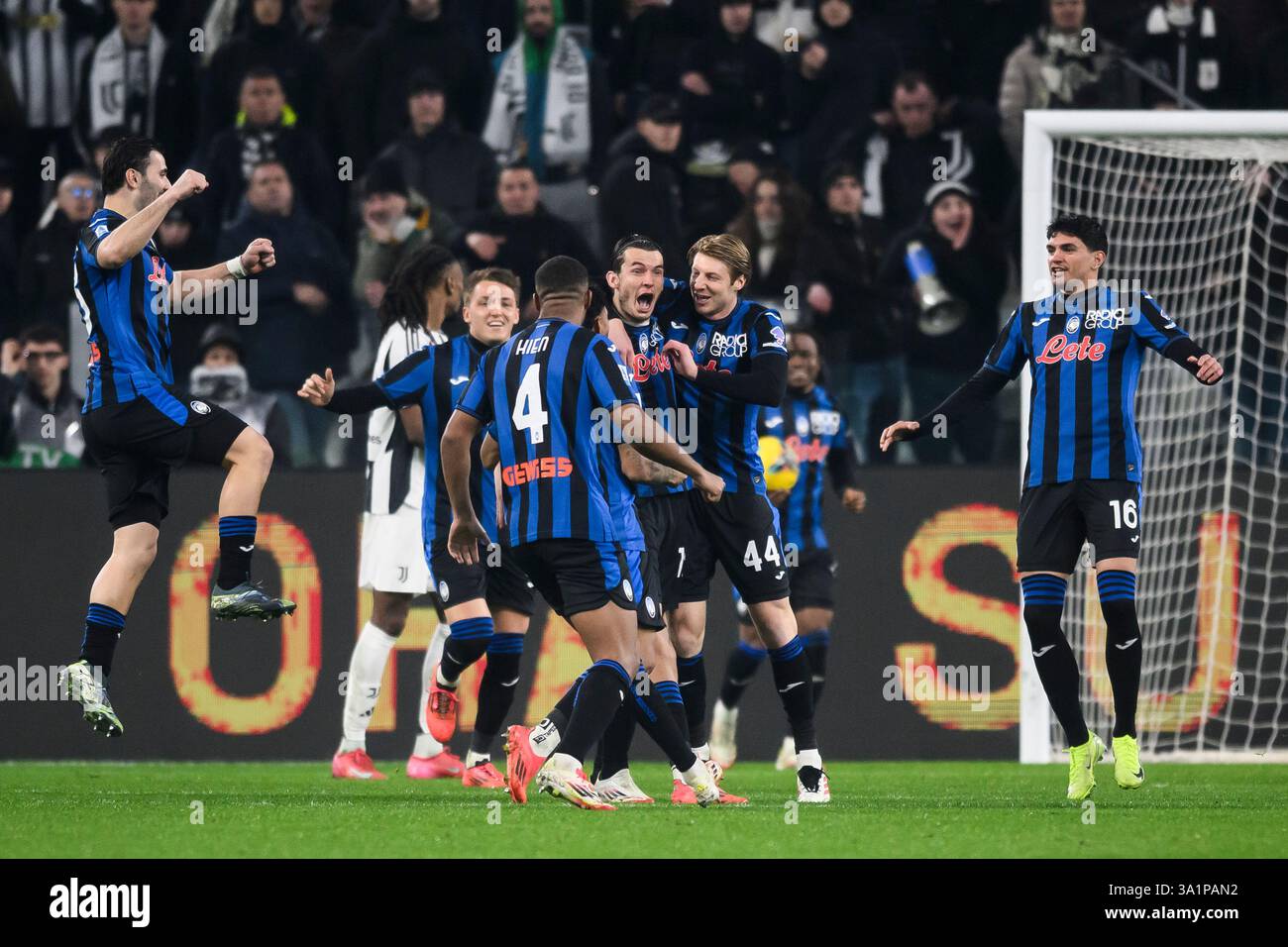 Turin, Italy. 9 March 2025. Marten de Roon of Atalanta BC celebrates ...