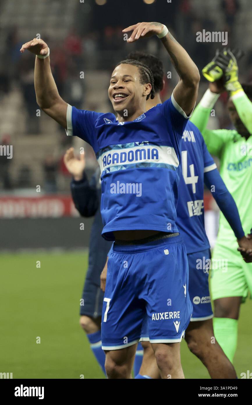 Kevin Danois of Auxerre salutes the supporters following the French ...