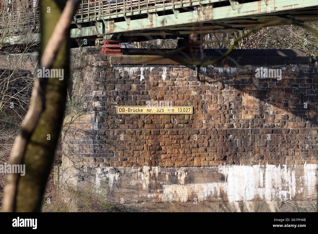 Marode Brücken in Deutschland Eine in die Jahre gekommene, marode ...