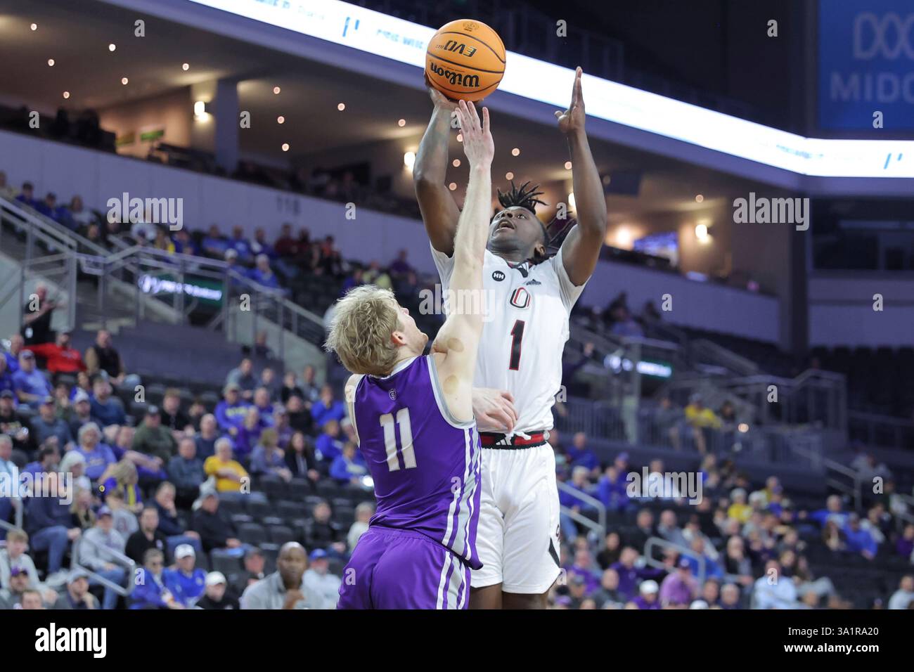 Omaha guard JJ White (1) shoots over St. Thomas guard Drake Dobbs (11 ...