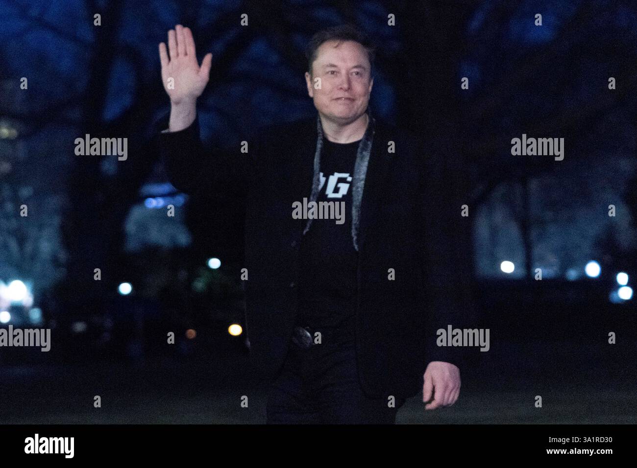 Elon Musk waves to the media as he walks on South Lawn of the White ...