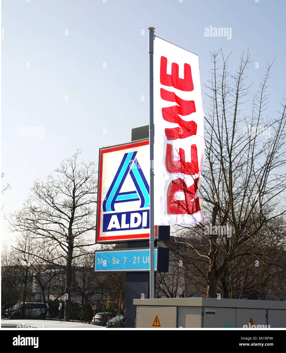 ALDI gegen REWE - gesehen am 08.03.2025 in Hannover *** ALDI vs REWE ...