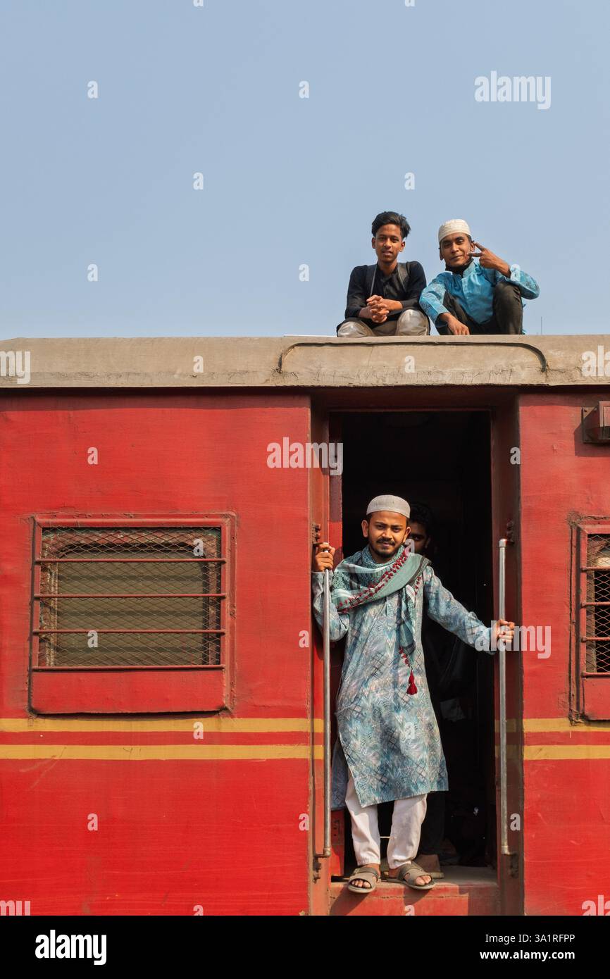 Bangladeshi Tongi station, suburbs of Dhaka , Bangladesh Stock Photo ...