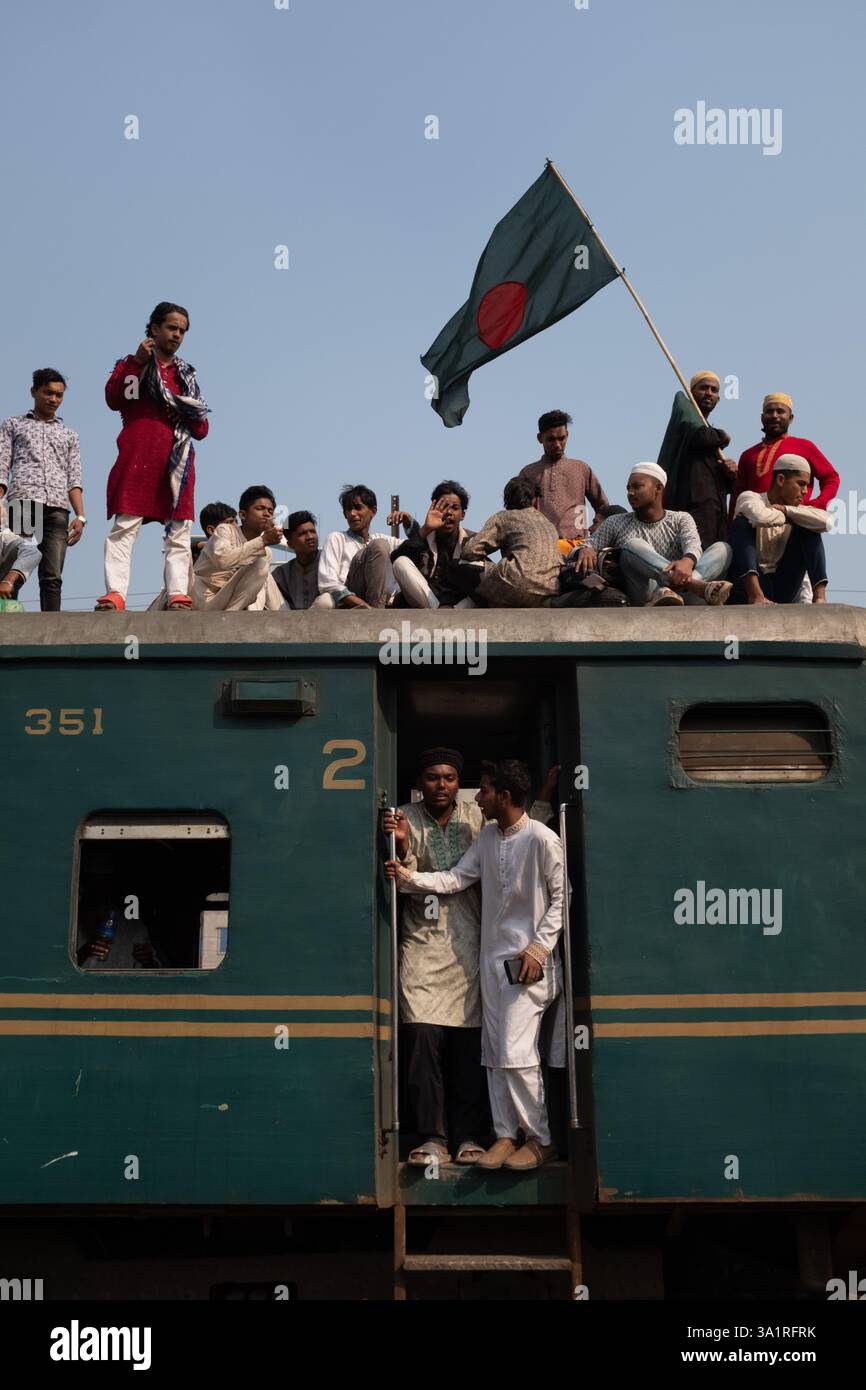 Bangladeshi Tongi station, suburbs of Dhaka , Bangladesh Stock Photo ...