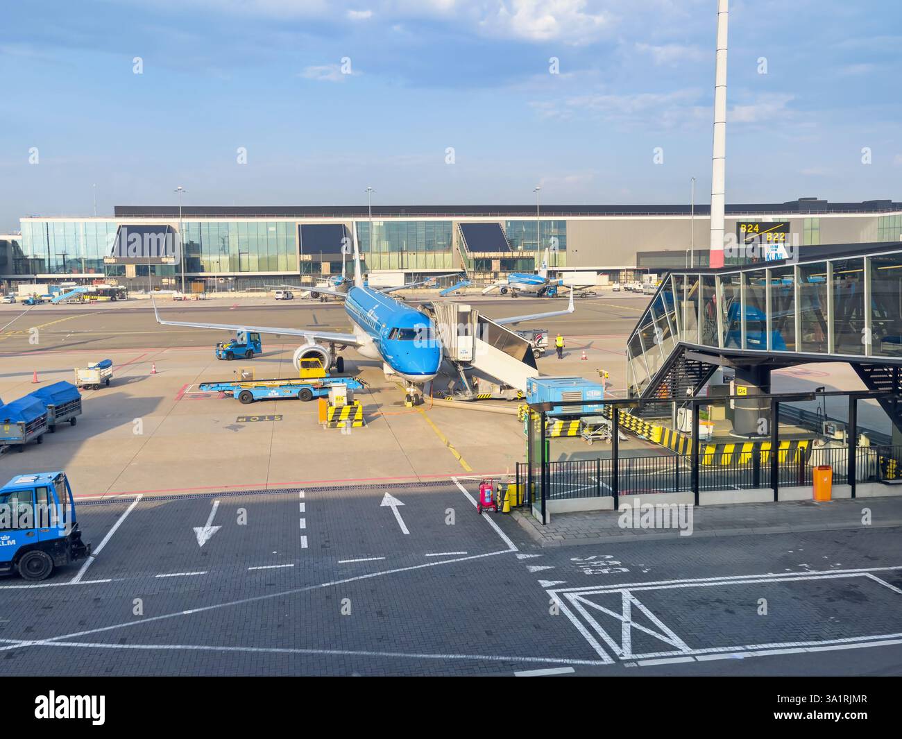 Aircraft docked airport gate hi-res stock photography and images - Alamy