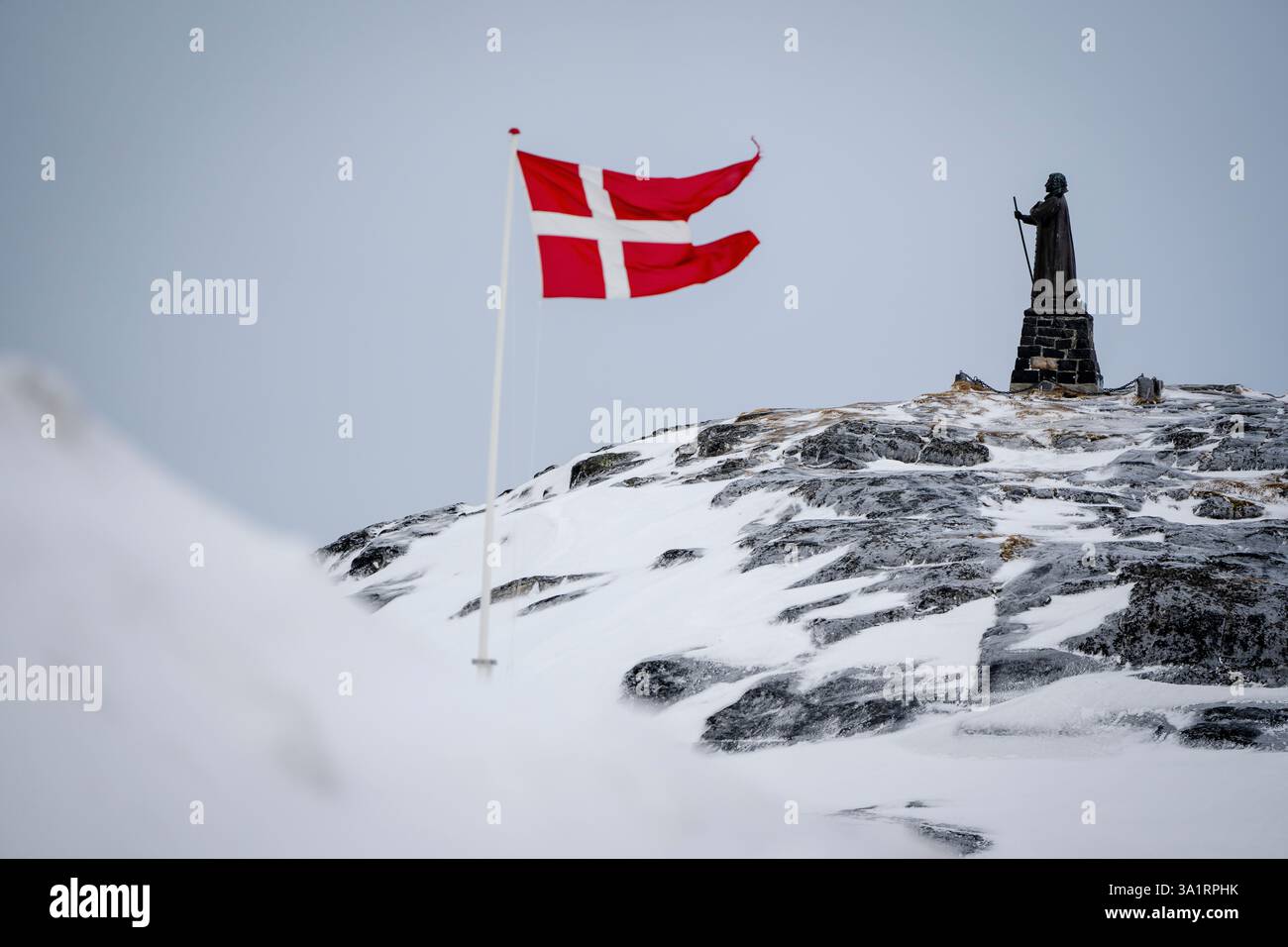 Nuuk, Groenland. 09th Mar, 2025. Dannebrog and Hans Egede Statue in ...