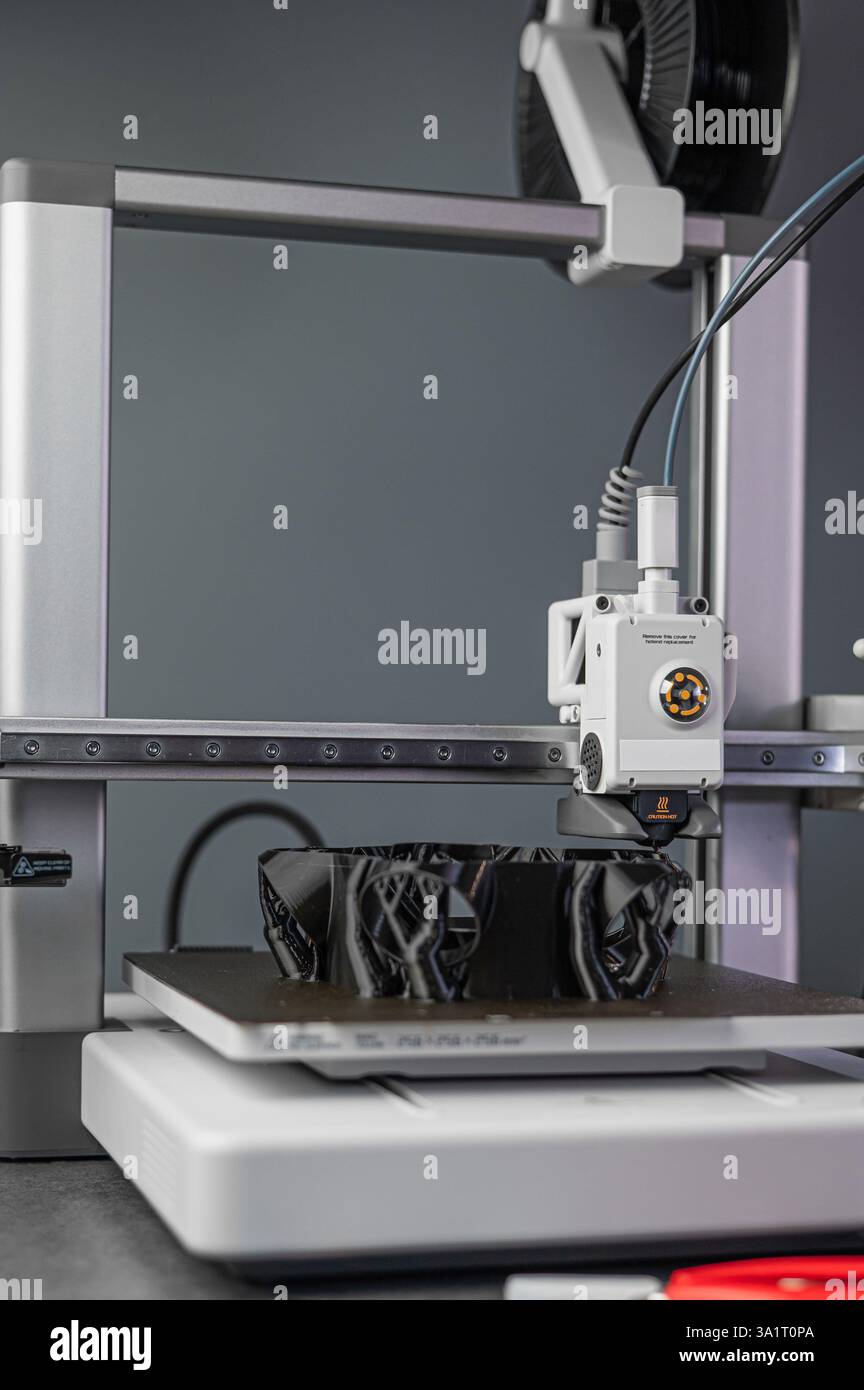 3D printing machine, 3D printer prints a new model Stock Photo - Alamy