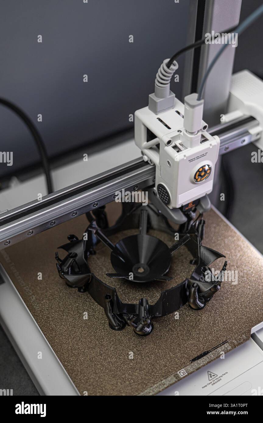 3D printing machine, 3D printer prints a new model Stock Photo - Alamy