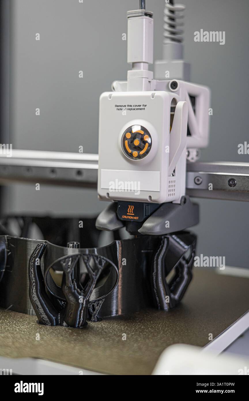 3D printing machine, 3D printer prints a new model Stock Photo - Alamy