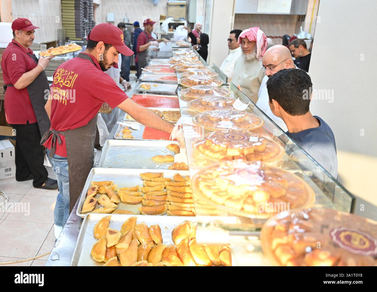 (250310) -- HAWALLI, March 10, 2025 (Xinhua) -- People shop for ...