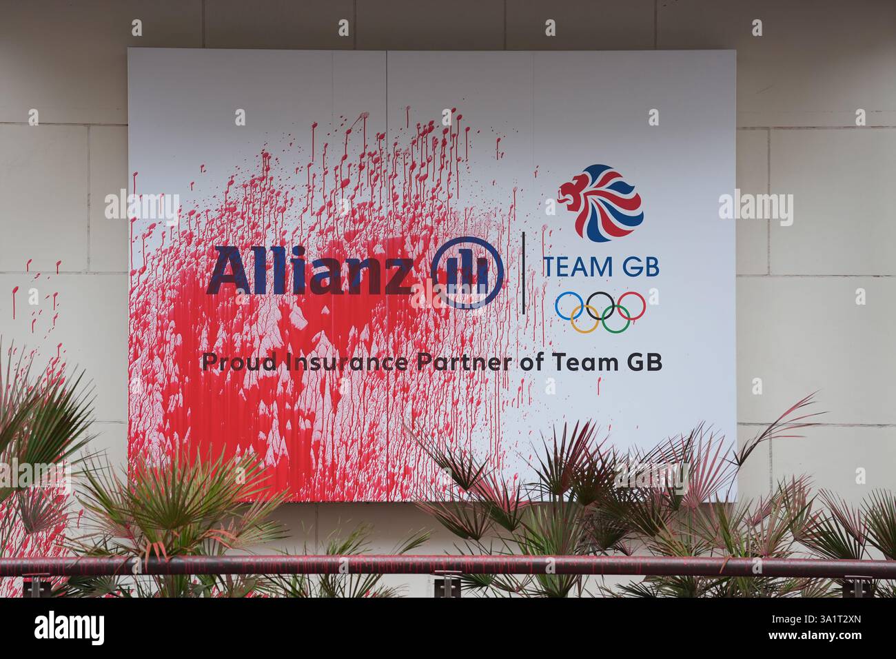 A branch of Allianz Insurance commercial offices in Gracechurch Street ...
