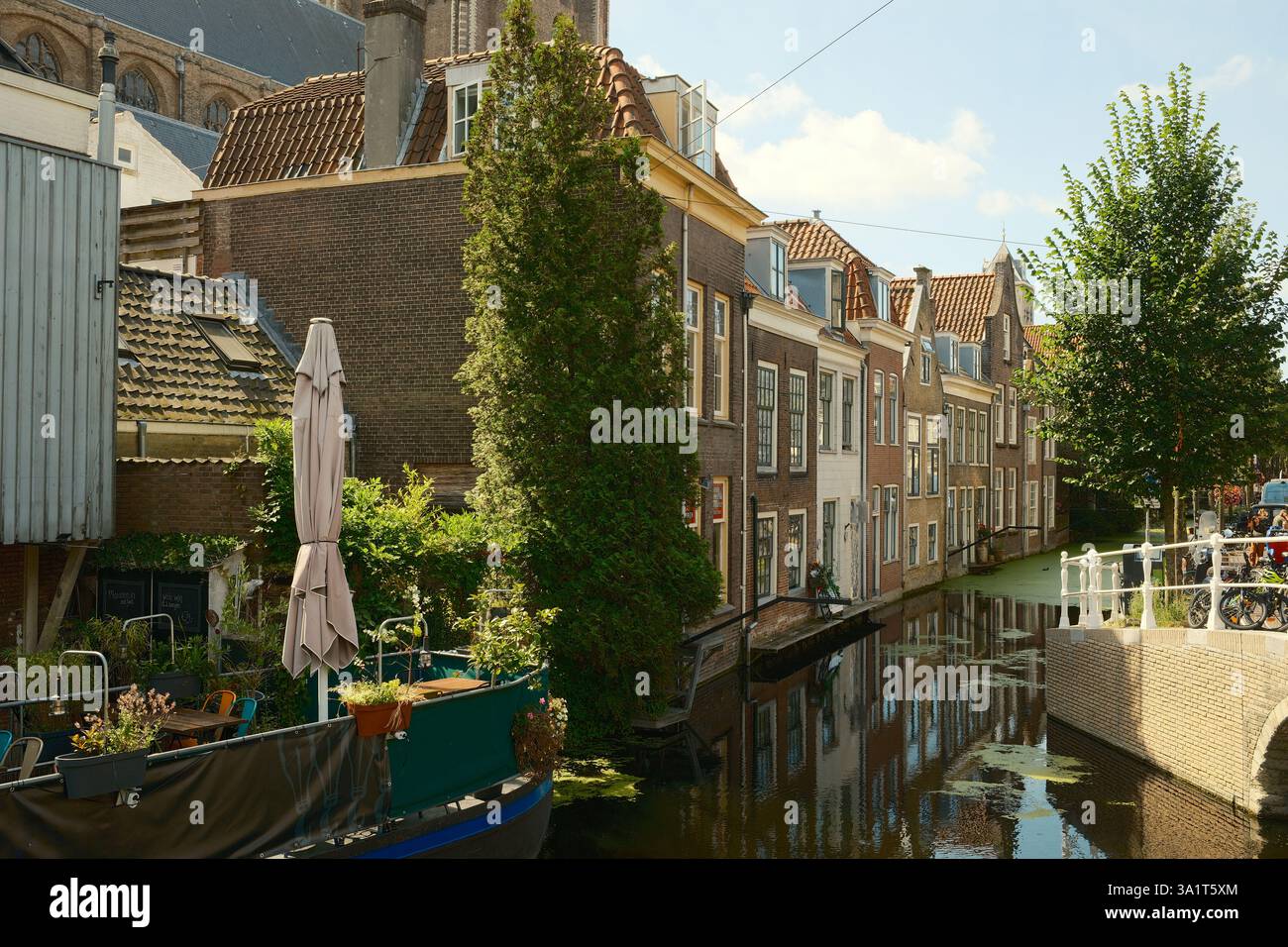 Canal flowing through gouda city center Stock Photo - Alamy