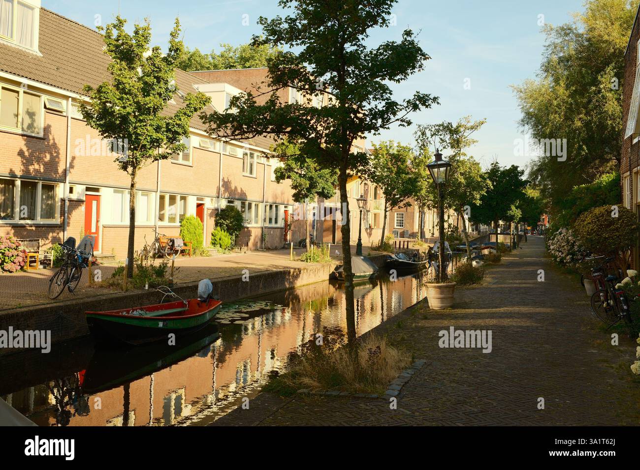 Canal reflecting traditional dutch houses in charming neighborhood ...