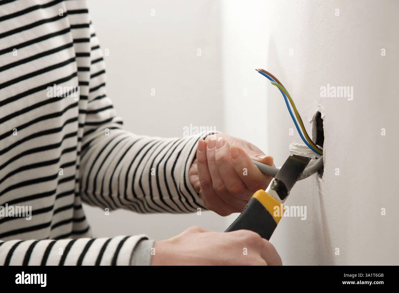 Electrical Outlet Repairing and Assembling - home improvement concepts ...