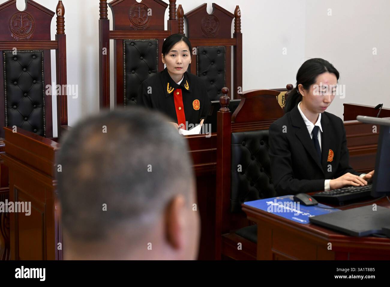 (250310) -- BEIJING, March 10, 2025 (Xinhua) -- Kong Dehan (L), a judge ...