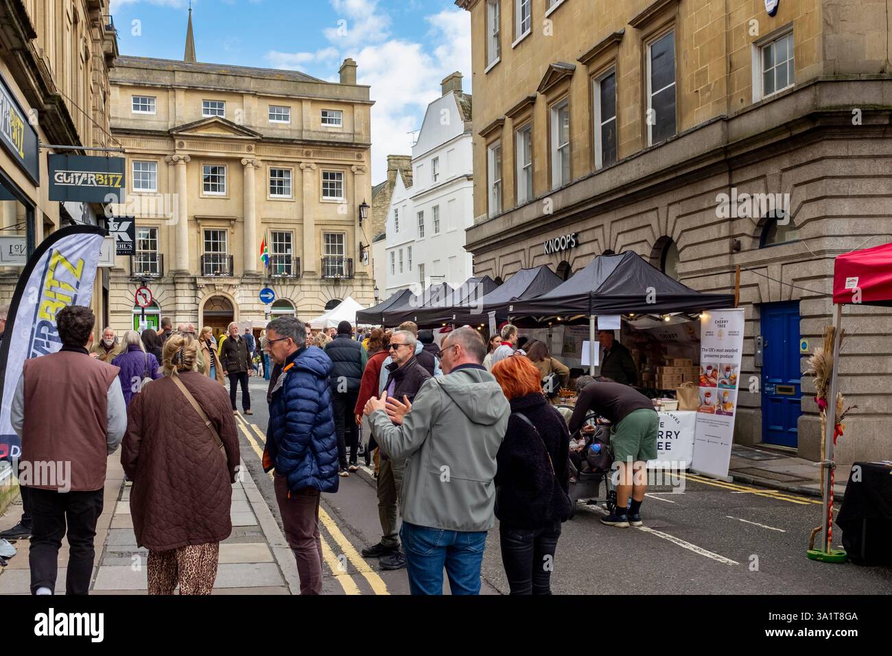 Busy market street uk hi-res stock photography and images - Alamy