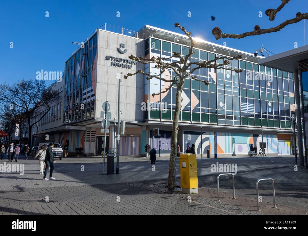 PRODUCTION - 06 March 2025, Hesse, Hanau: The former Galeria Kaufhof ...