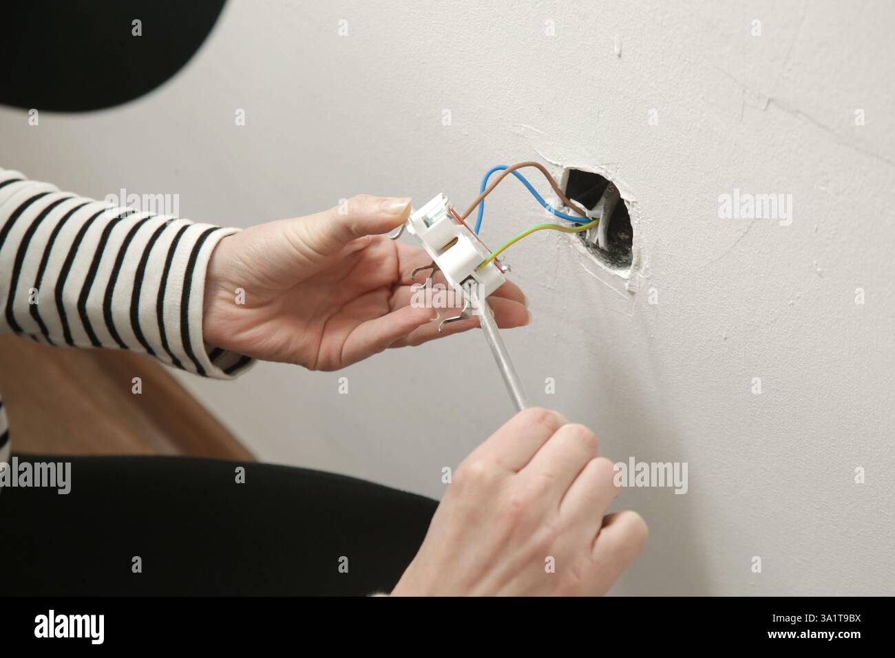 Electrical Outlet Repairing and Assembling - home improvement concepts ...