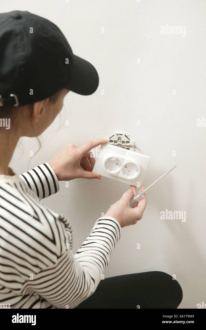 Electrical Outlet Repairing and Assembling - home improvement concepts ...