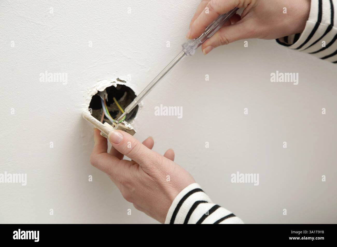 Electrical Outlet Repairing and Assembling - home improvement concepts ...