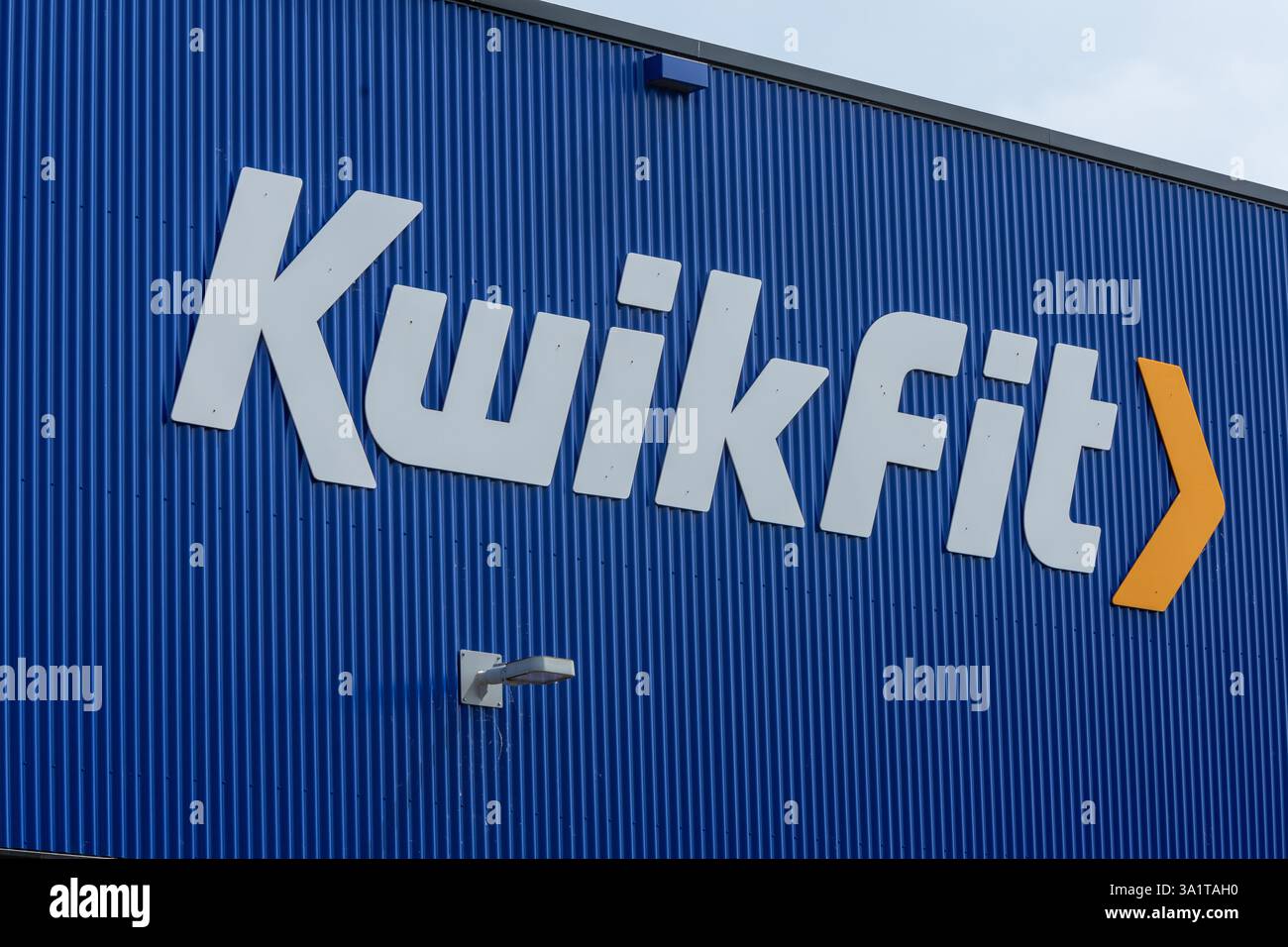 Kwik fit sign logo. Kwikfit is a car servicing and repair chain Company ...