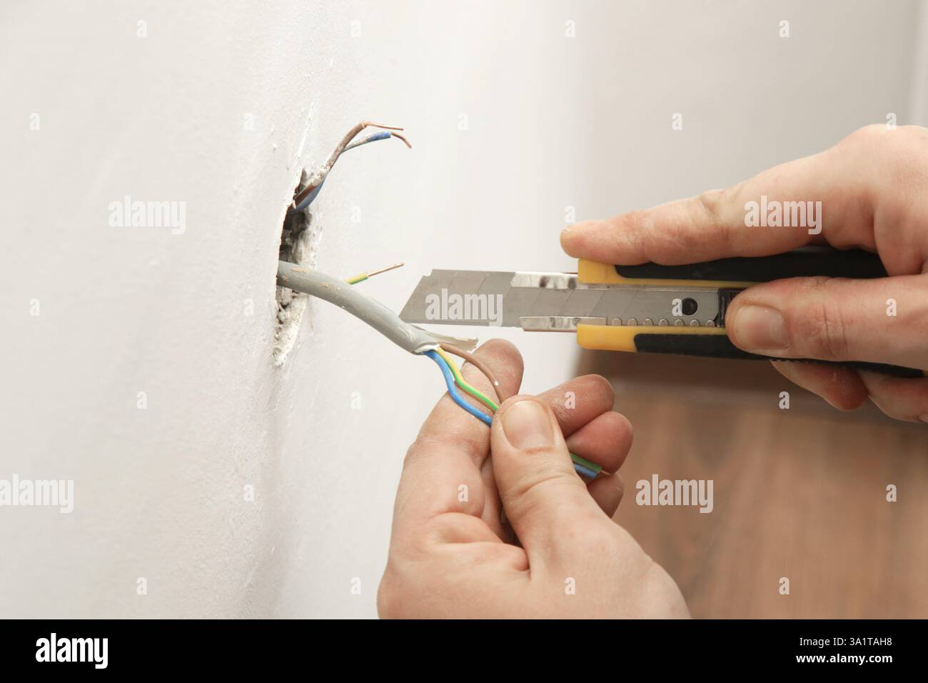 Electrical Outlet Repairing and Assembling - home improvement concepts ...