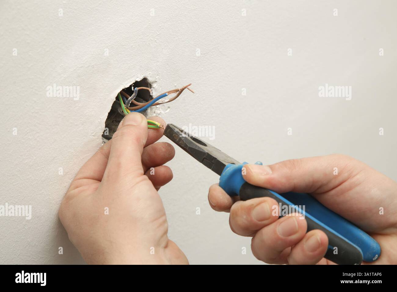 Electrical Outlet Repairing and Assembling - home improvement concepts ...