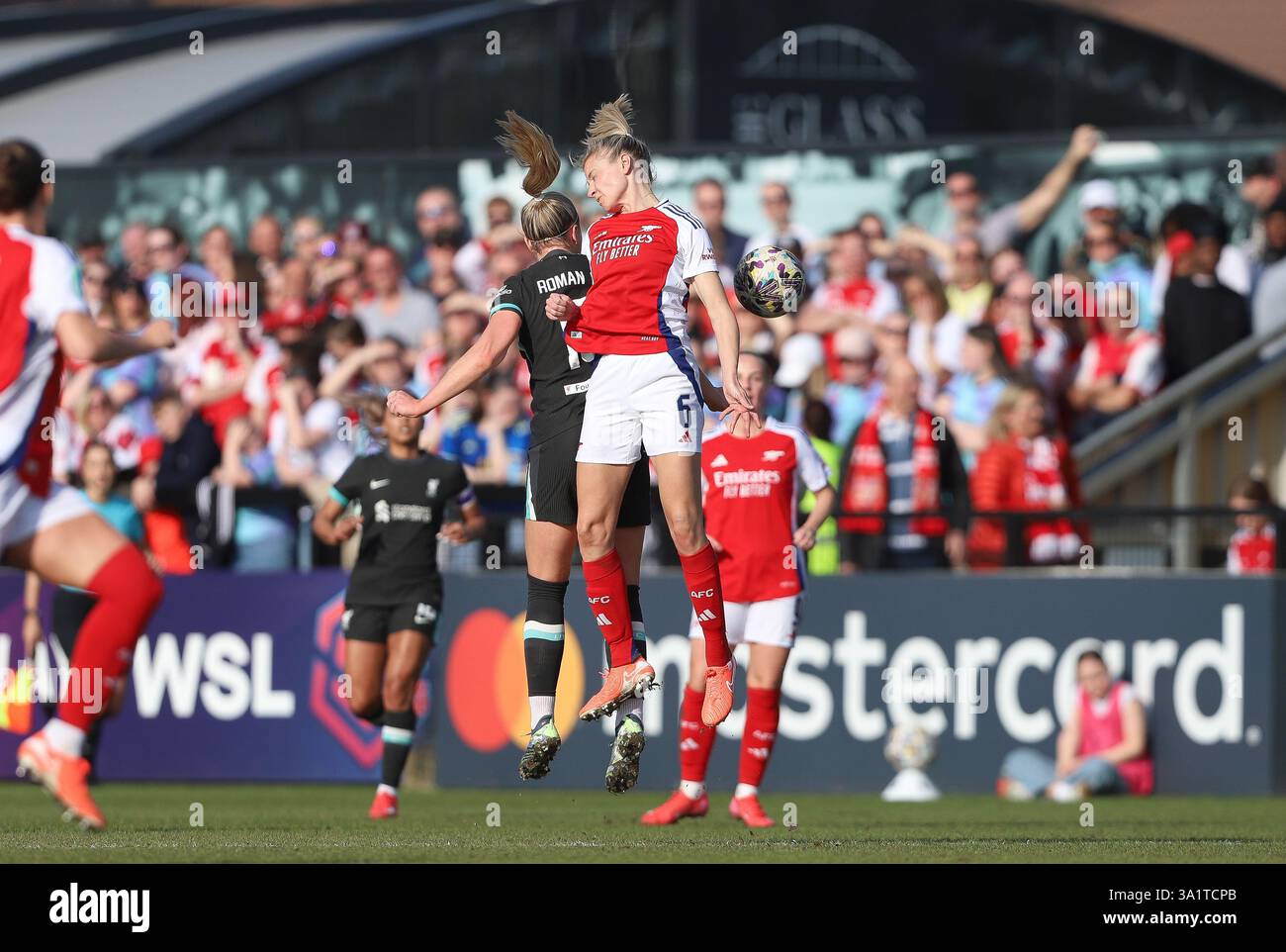 Arsenals Leah Williamson and Liverpools Sophie Román Haug jump to head ...